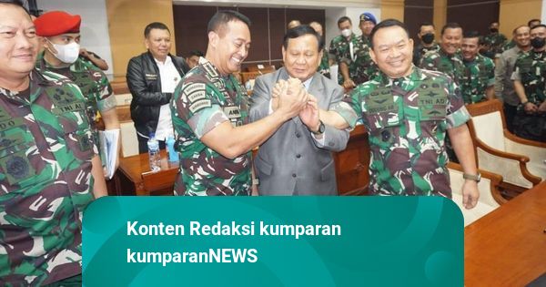 Salam Komando, Momen Prabowo 'Damaikan' Andika Perkasa dan Dudung | kumparan.com